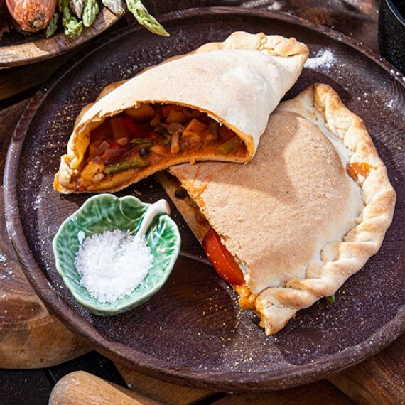 Recette pour 8 personnes : Pizza calzone au Halloumi fumé by Big Green Egg